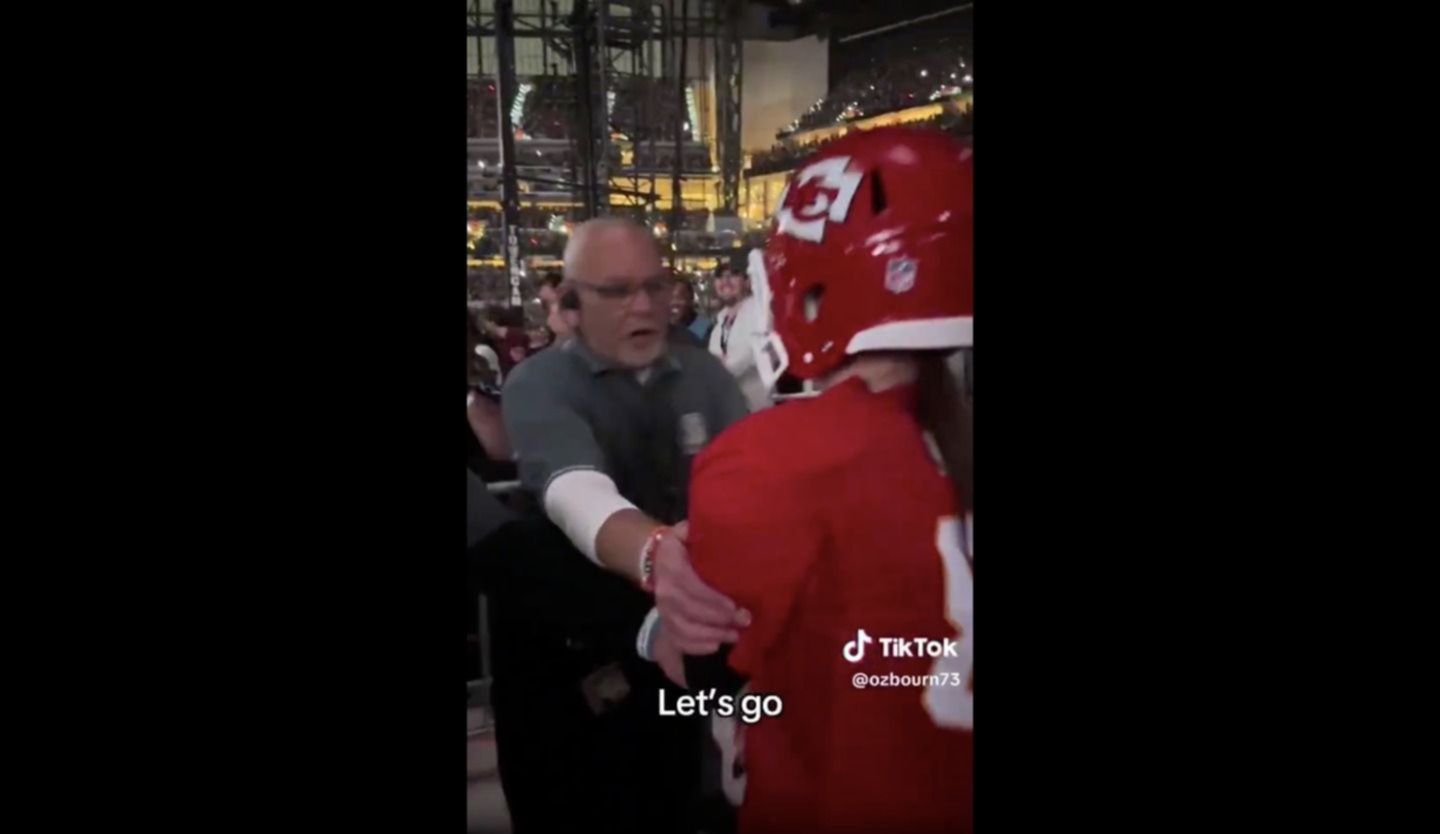 Una fanática se disfrazó de Travis Kelce y el hermano de Taylor Swift ...